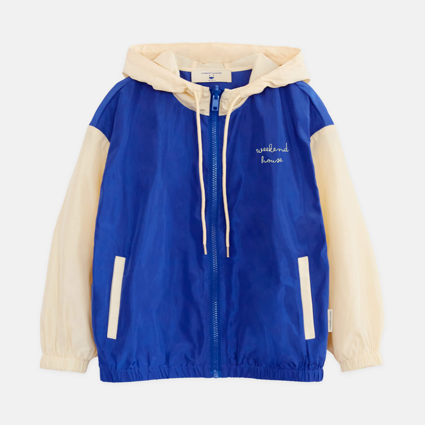 Blue windbreaker – weekend house kids.